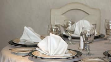 Pequenos-almoços, almoços, jantares servidos, cozinha internacional