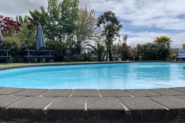 Piscina exterior, guarda-sóis, espreguiçadeiras