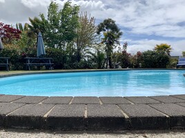 Piscina externa, guarda-sóis, espreguiçadeiras