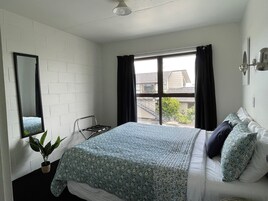 Quarto Triplo Comfort, 3 quartos | Cofre no quarto, cortinas/cortinados opacos, ferro/tábua de engomar
