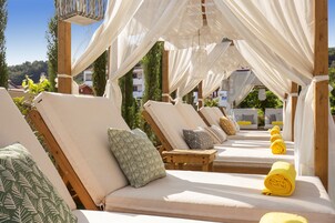 2 piscinas externas, funciona das 9h às 18h30, guarda-sóis