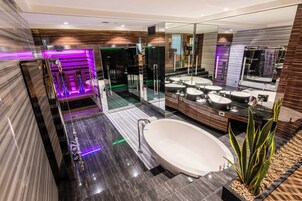 Quarto casal | Banheiro | Produtos de toalete de grife, secador de cabelo, roupões de banho 