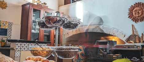 Pequeno-almoço tipo buffet diário (10 EUR por pessoa)