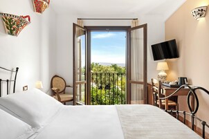 Minibar, cofre no quarto, secretária, quartos insonorizados 