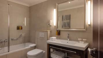Suite Deluxe, 1 quarto, varanda, vista para o mar | Casa de banho | Um chuveiro fixo, chinelos, toalhas fornecidas