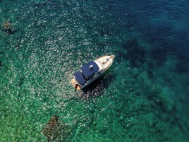 Um barco em águas turquesa cristalinas.