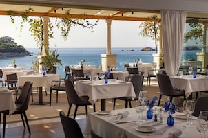 2 restaurantes: servem pequenos-almoços, almoços e jantares