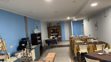 Café da manhã com buffet todos os dias mediante uma taxa