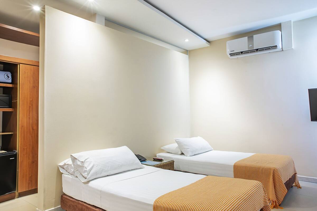 Roupa de alta qualidade, cofre no quarto, cortinas/cortinados opacos