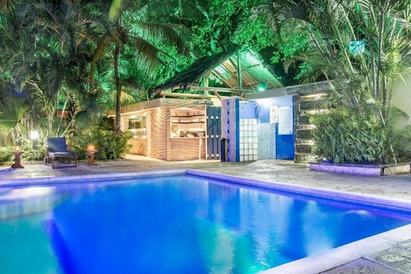 Piscina externa, espreguiçadeiras