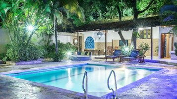 Piscina externa, espreguiçadeiras