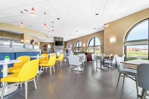 Café da manhã com buffet grátis todos os dias