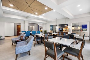 Café da manhã com buffet grátis