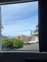 Apartamento Superior, 2 quartos, varanda, vista para o jardim | Refeições no quarto