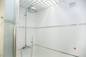Quarto triplo | Banheiro | Chuveiro, produtos de toalete grátis, secador de cabelo, chinelos