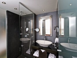 Apartamento Familiar, 2 quartos, cozinha, vista para o jardim | Casa de banho | Uma combinação polibã/banheira, um secador de cabelo 