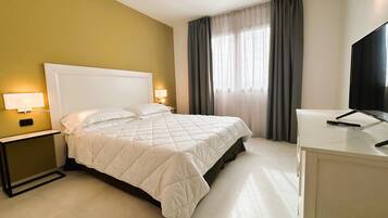 Quarto Deluxe | Camas de colchão viscoelástico, minibar, cofre no quarto, secretária