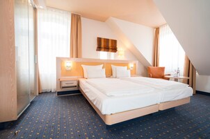 Frigobar, cofres nos quartos, escrivaninha, quartos à prova de som