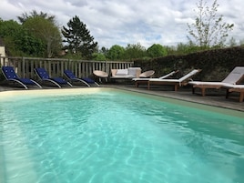 Piscina exterior, espreguiçadeiras 