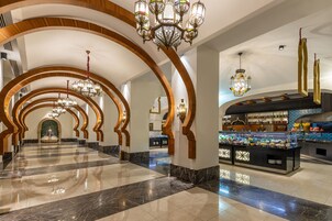 5 restaurantes, que servem almoços, jantares, também cozinha italiana 