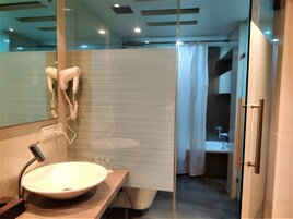 Quarto luxo | Banheiro | Produtos de toalete grátis, secador de cabelo, toalhas de banho 