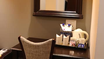 Camas de colchão viscoelástico, minibar, cofre no quarto, secretária