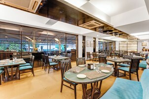 2 restaurantes, é servido café da manh ã