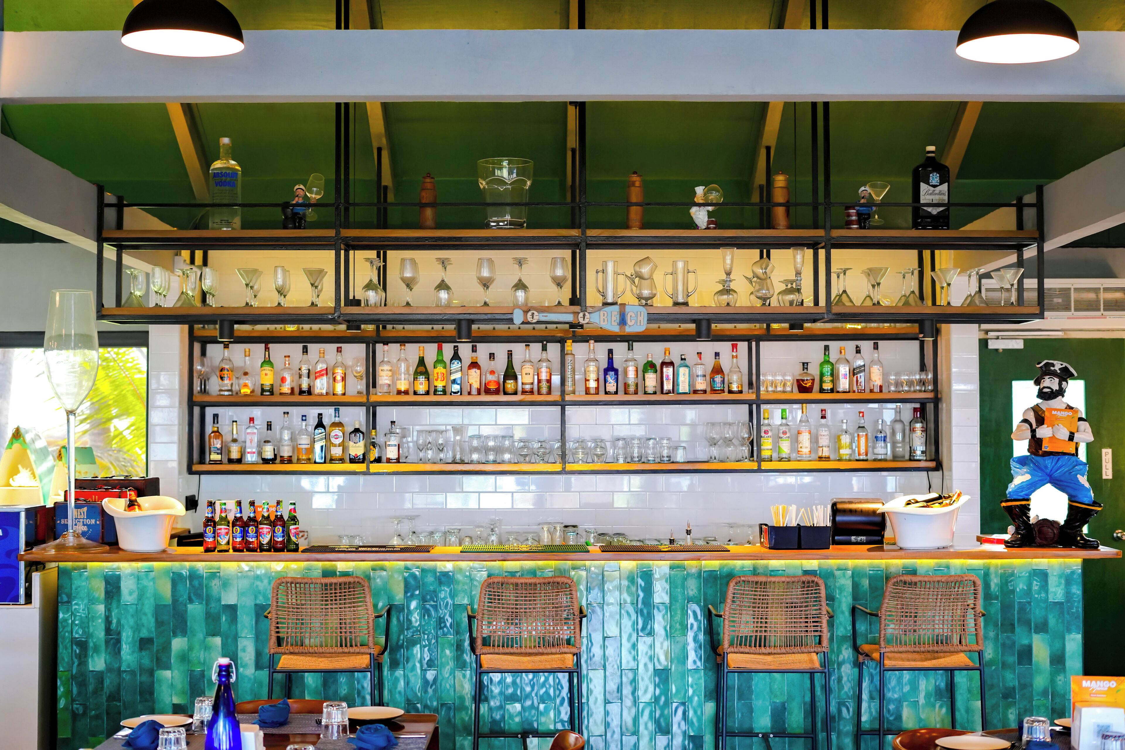 Este bar de cocktails, com vista para a praia, aberto diariamente 