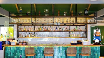 Este bar de cocktails, com vista para a praia, aberto diariamente
