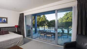 Suíte executiva, vista para o rio | Roupas de cama premium, camas com colchões pillow-top, escrivaninha