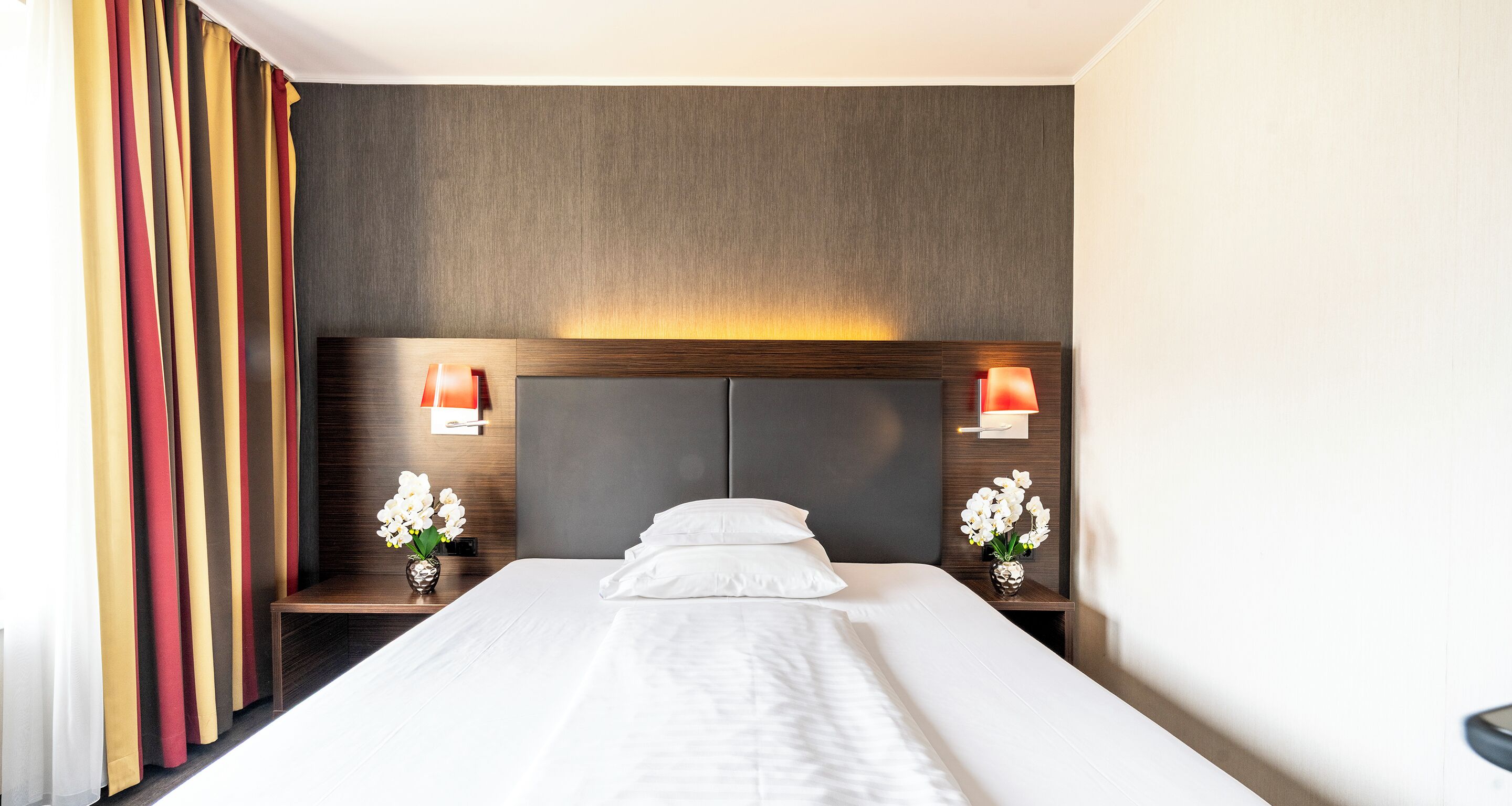 Quarto Individual Standard | Cofre com capacidade para portátil, secretária 