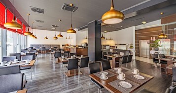 Pequeno-almoço tipo buffet diário (17 EUR por pessoa) 