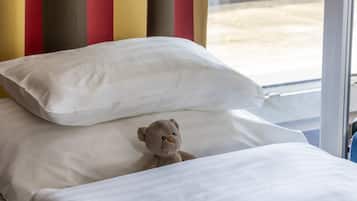 Quarto Comfort, várias camas | Cofre com capacidade para portátil