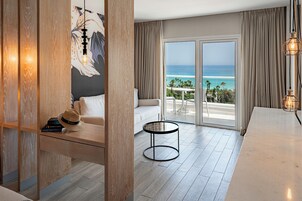 Junior Suite - Limited Sea View | Minibar, cofre no quarto, secretária