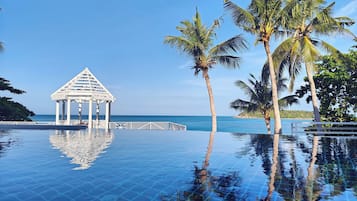 Piscina exterior, espreguiçadeiras