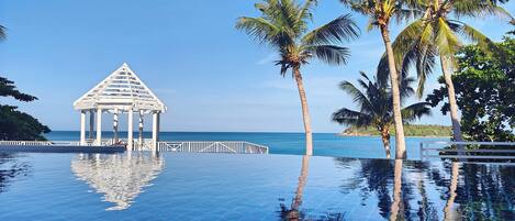 Piscina exterior, espreguiçadeiras