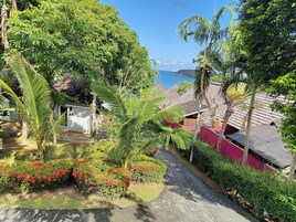 Fachada da propriedade à noite