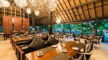 Pequeno-almoço tipo buffet diário (500 THB por pessoa)