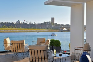 2 bares/lounges, um bar junto à piscina 