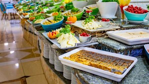 Buffet com diversos alimentos e pratos.