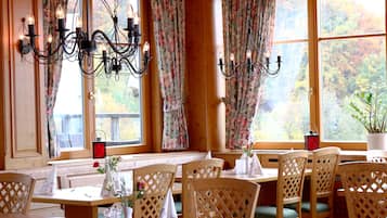 Serviço de café da manhã, culinária regional, restaurante ao ar livre