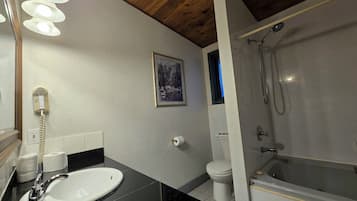 Suite Familiar, 2 quartos, vista para a montanha, no canto | Casa de banho | Uma combinação polibã/banheira, uma banheira de imersão total
