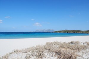 Praia particular nas proximidades, areia branca, toalhas de praia 
