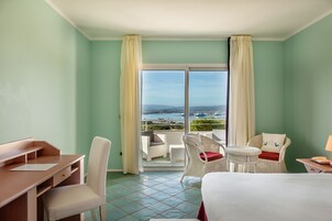 Frigobar, cofres nos quartos, cortinas blackout, Wi-Fi de cortesia