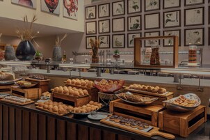 2 restaurantes: opção de café da manhã, almoço e jantar