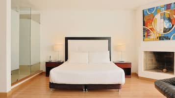 Minibar, cofre no quarto, secretária