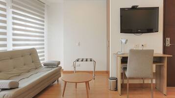 Quarto Twin Superior | Minibar, cofre no quarto, secretária