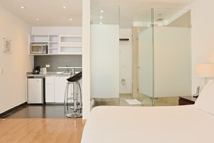 Minibar, cofre no quarto, secretária 