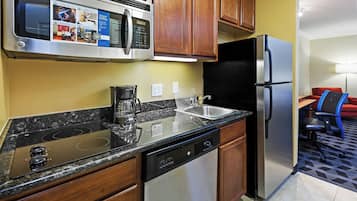 Geladeira, micro-ondas, cooktop, lava-louças