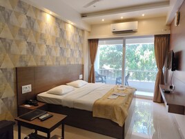 Quarto galeria, 1 cama de casal, ar-condicionado | Cofres nos quartos, escrivaninha, espaço de trabalho para notebook